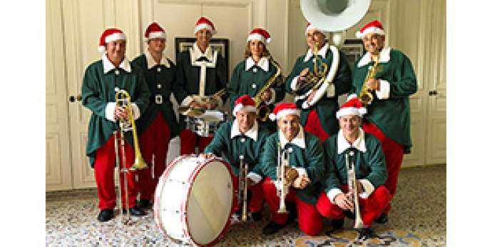 LA FANFARE BANDA BASQUE du PERE NOEL | Orchestres de NOEL | Marché de ...